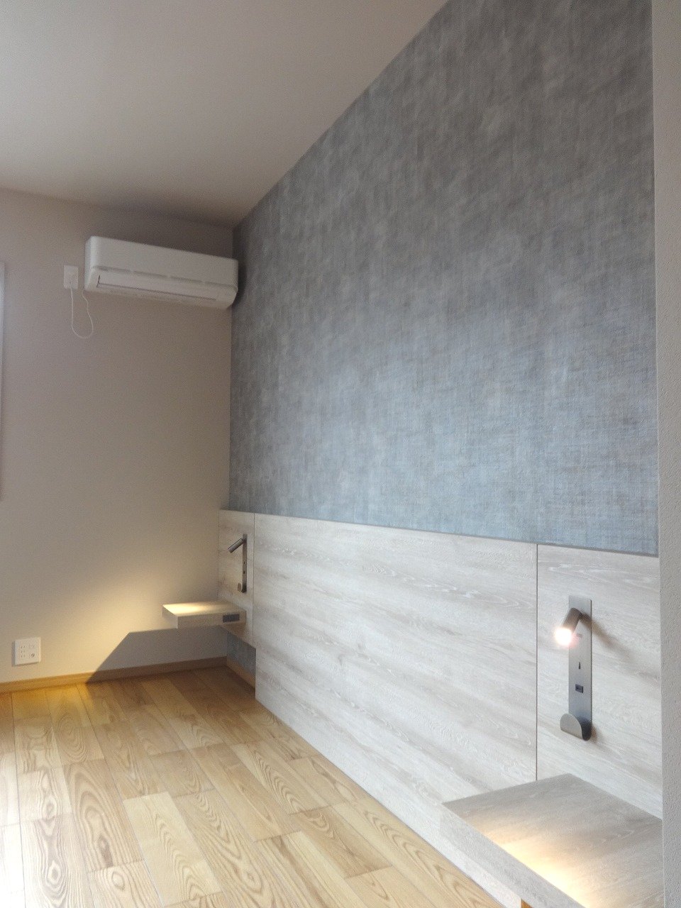 ベッドにオシャレなヘッドボードとサイドテーブルを設置 | （株）アイネックス｜ブログ