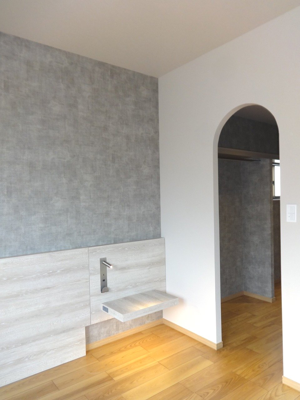 ベッドにオシャレなヘッドボードとサイドテーブルを設置 | （株）アイネックス｜ブログ